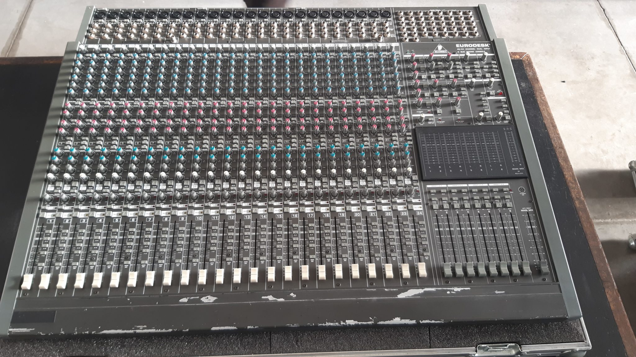 Behringer mx8000 eurodesk mixer with meter bridge - klospectrum